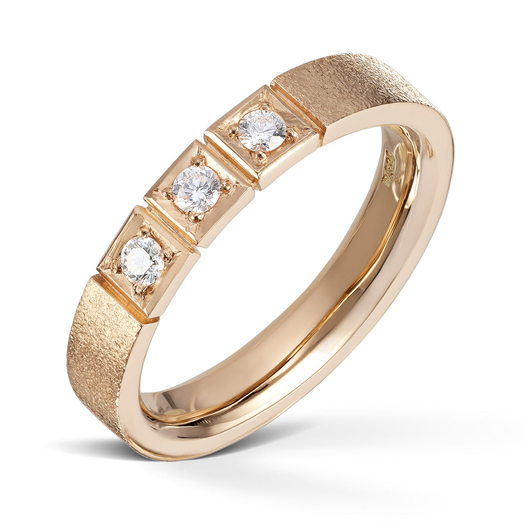 Ring i gult gull med 3 diamanter – Van Bergen Design A/S